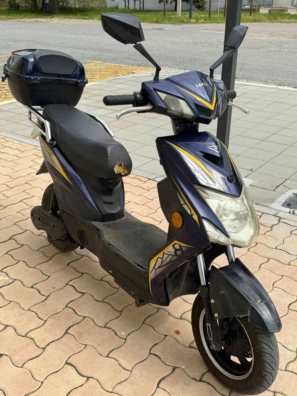 Skuter Lofty – gradski skuter 50cc klase - Boja: tamnoplava sa žutim