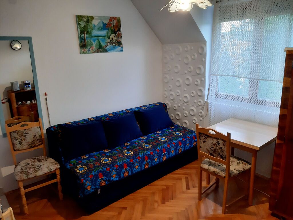 Izdajem garsonjeru u Nišu 20m2 na 50 m.od med.fakulteta. Idealna za