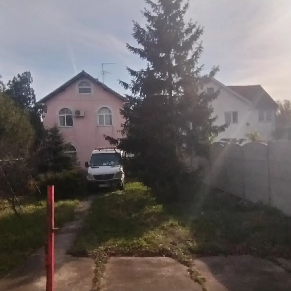 270kvadrata kuca 2000te godine pravljena. na 17ari placa. iz bgda kada
