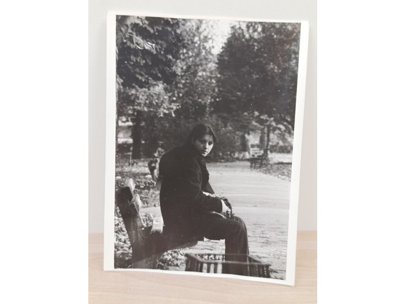 Vintage fotografija devojka sedi na klupi