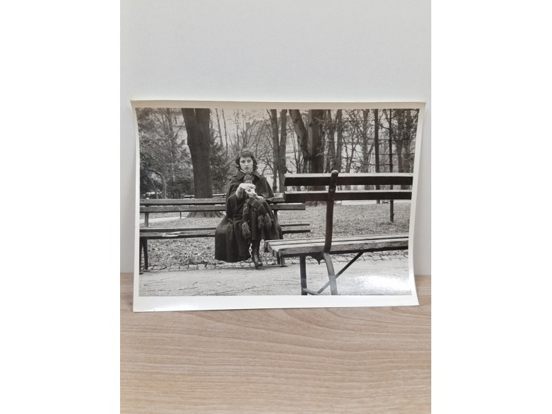 Vintage fotografija devojka na klupi s cigaretom