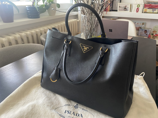 Prada saffiano crna torba