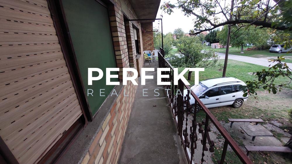 Starčevo, deo kuće od 2/3 dela od 183m2 i 3 ara placa
55.000 €