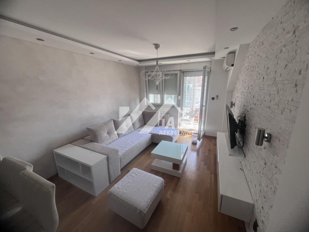 IZDAJE SE DVOSOBAN STAN NA ADAMOVICEVOM NASELJU ID#6616
500 €