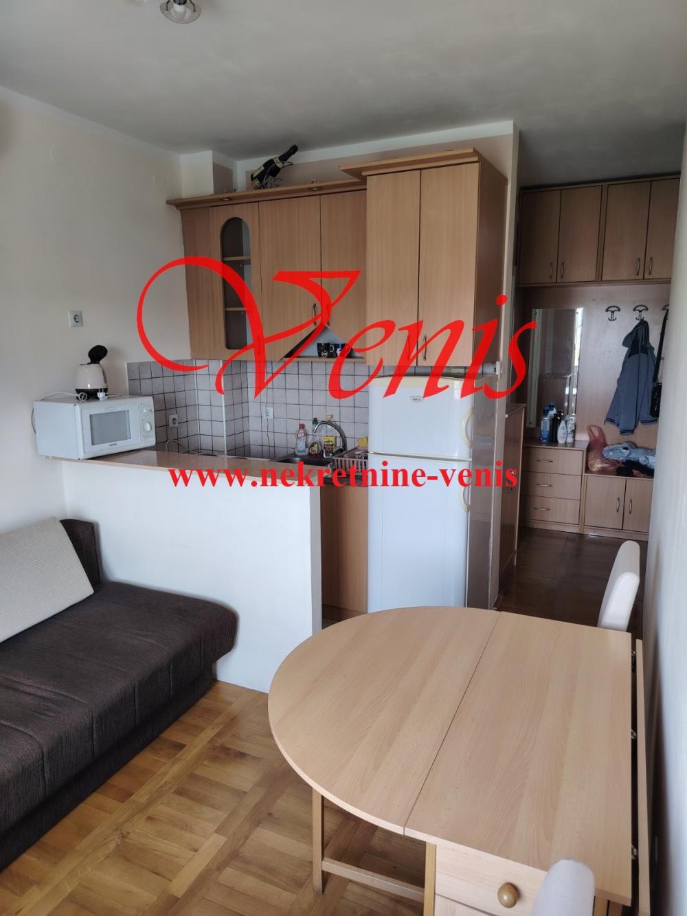 Bulevar oslobođenja 36 m2 – 300 Evra ID#2760
300 €