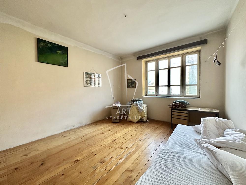 Zemun, centar, 3.0 stan sa galerijom, 101m2 ID#14899
1.800 €