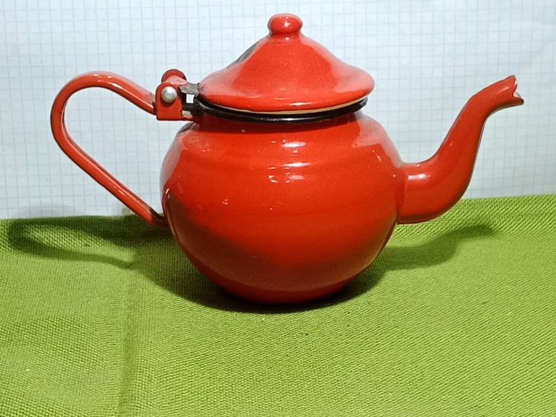 EMAJLIRANI CRVENI ČAJNIK
