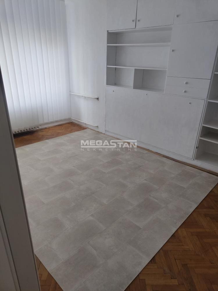 Topličin venac, tri kancelarije
650 €