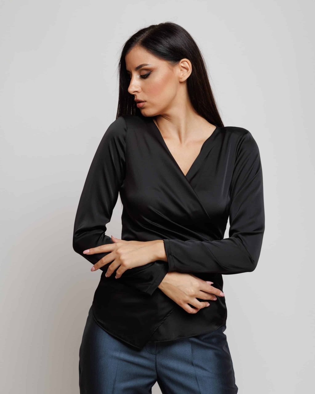 Crna satenska bluza na preklop