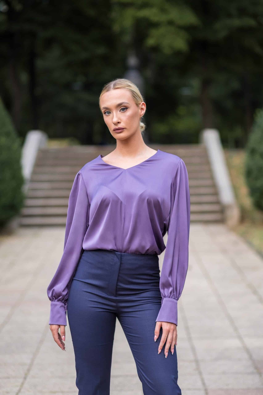 Satenska bluza u boji lavande