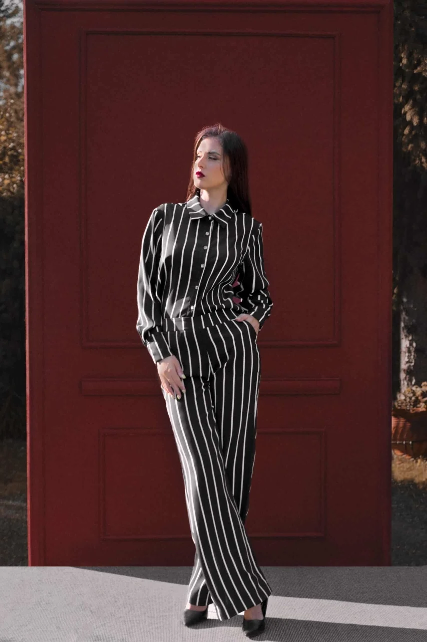 Crne pantalone sa belim prugama