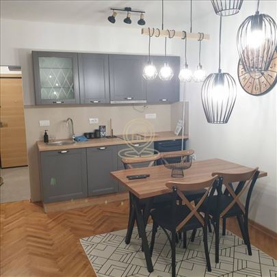 Izdaje se komforan trosoban stan u Centru Novog Sa