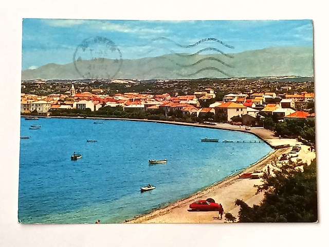 Novalja - Automobili Kraj Plaže - Hrvatska - Putovala -