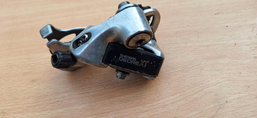 Zadnji menjač Shimano Deore XT RD-M735