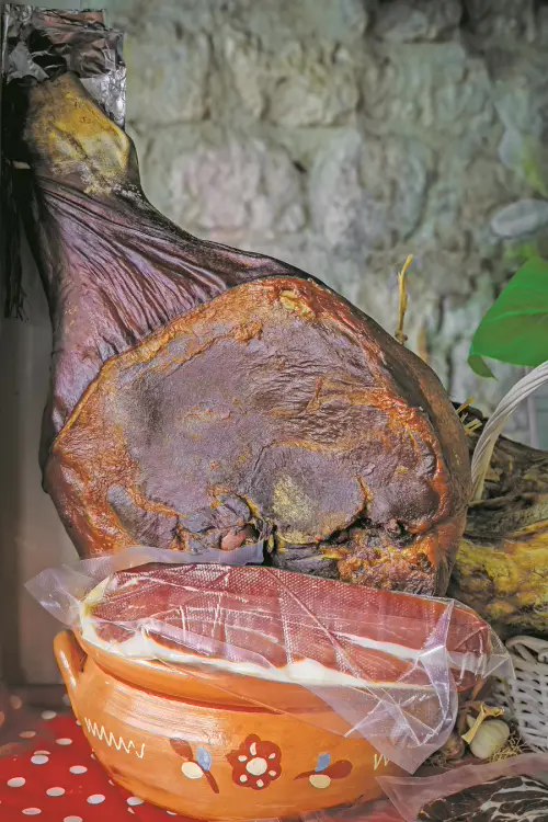 Prodajem Njeguški pršut,kobasica,sir,panceta,vrat,kulen,pečenica