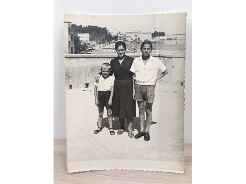 Vintage fotografija mama i deca