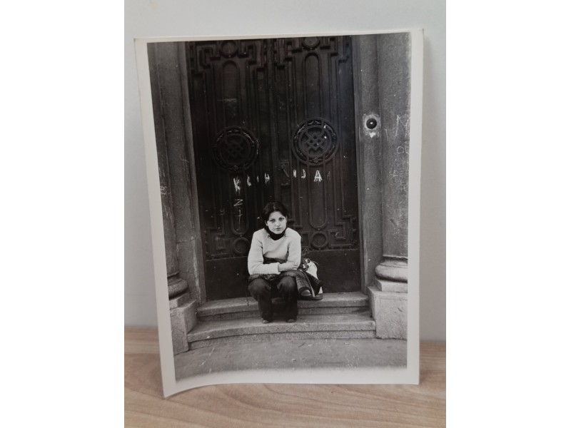 Vintage fotografija devojka pozira