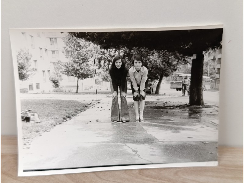 Vintage fotografija drugarice poziraju