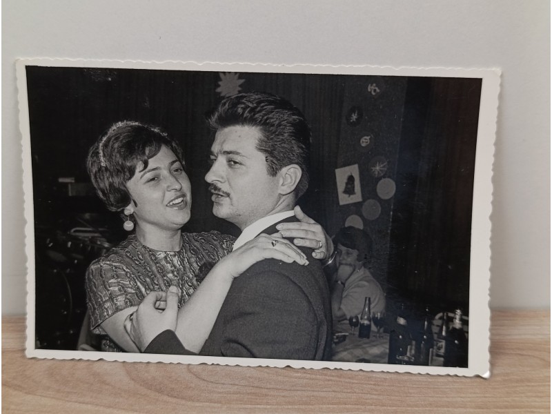 Vintage fotografija dama i gospodin plesu