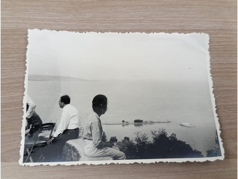 Vintage fotografija dama uziva u pogledu na jezero