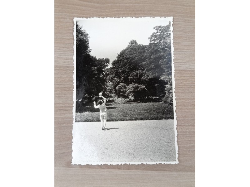 Vintage fotografija dama u igri s loptom