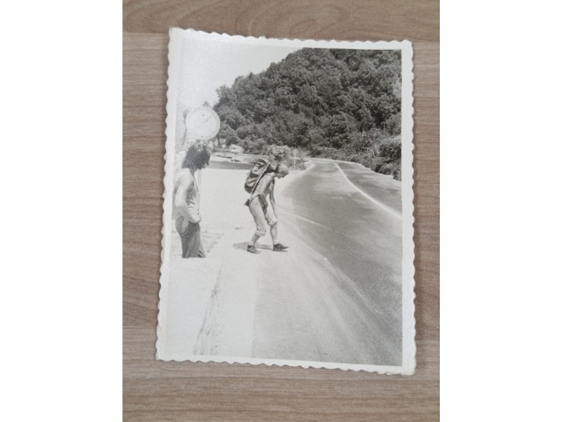 Vintage fotografija devojka auto stop