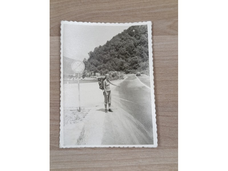 Vintage fotografija devojka auto stop