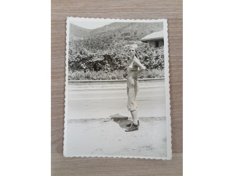 Vintage fotografija devojka auto stop