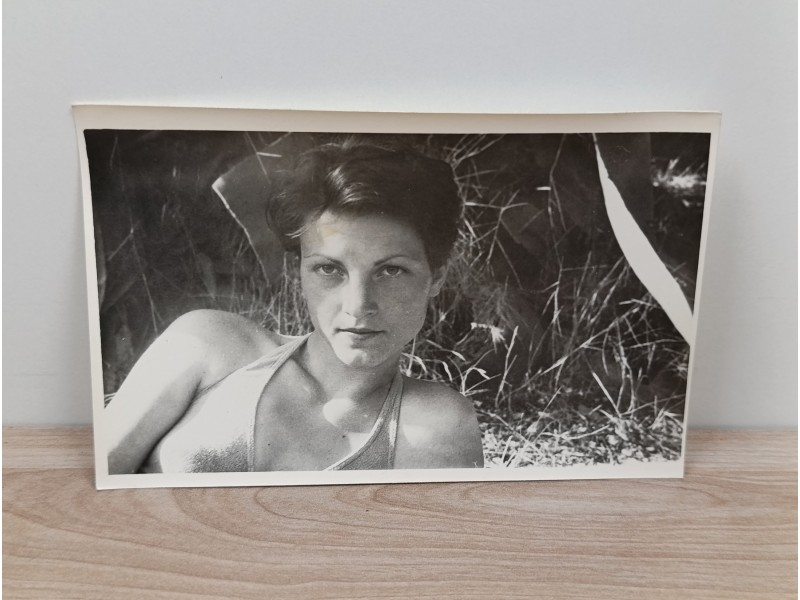 Vintage fotografija devojka na plaži