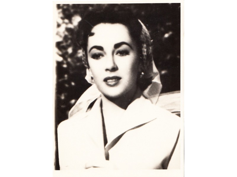 ELISABETH TAYLOR , GLUMICA