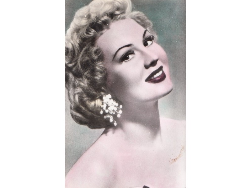 VIRGINIA MAYO , GLUMICA