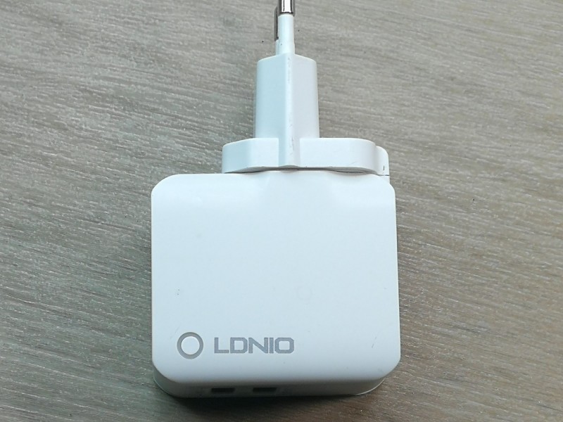 Punjac sa dva USB porta