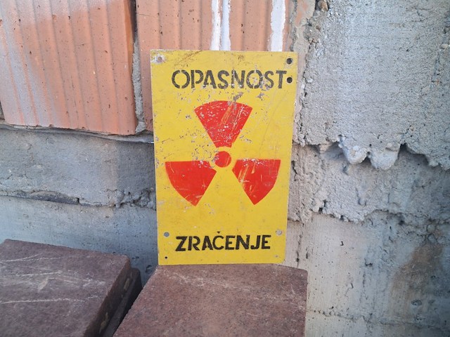 Stara metalna tabla upozorenja