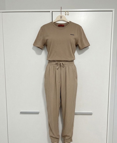 BEŽ SET majica i pantalone m/l vel