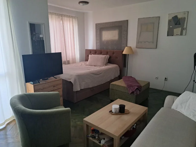 Izdajem stan na Novom Beogradu, 40 m2, terasa, vrlo mirno okruženje.