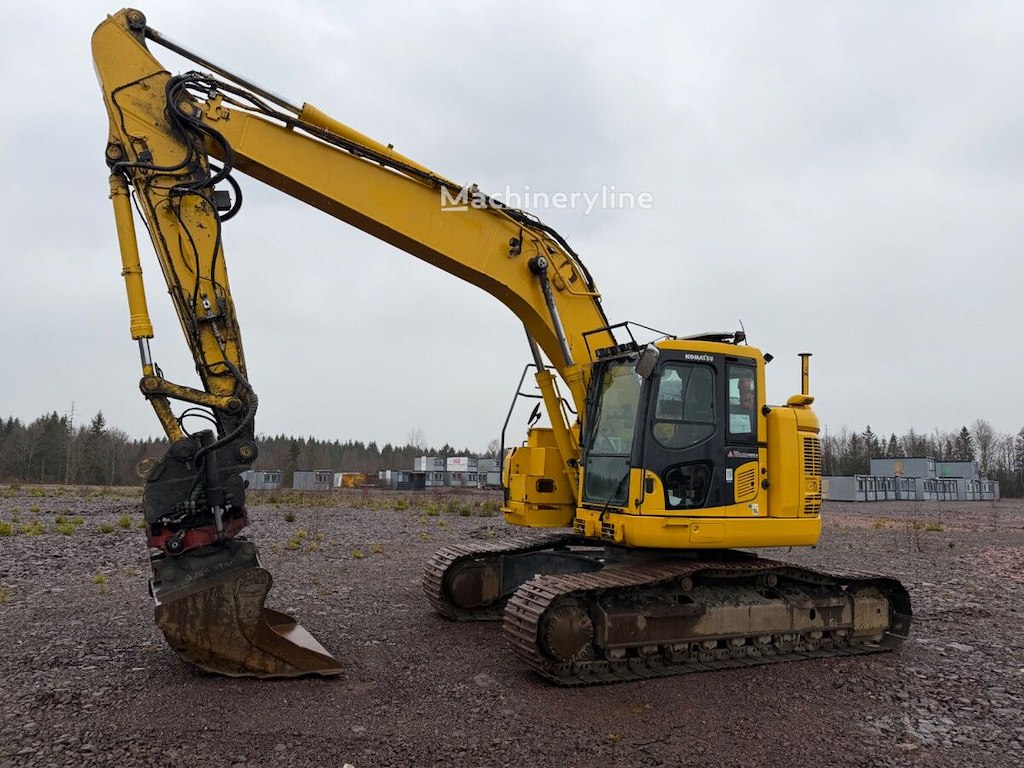Prodaje se Komatsu PC228USLC-11E0 med Rototilt R6, Gjerstad skuffe og Xsite PRO mas bager guseničar na aukciji