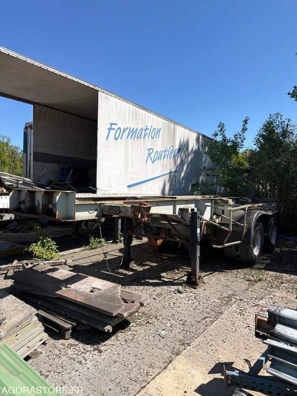 Prodaje se Fruehauf poluprikolicu za prevoz kontejnera na aukciji