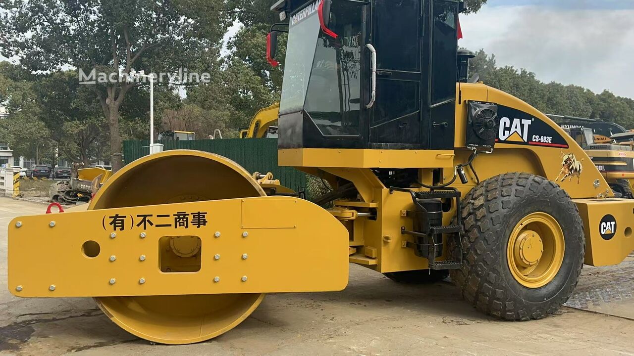 Caterpillar CS-683E kompaktor s jednim valjkom