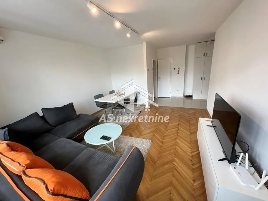 Izdavanje, dvosoban stan, 54m², Kalenić Pijaca, Vračar Sve Podlokacije
