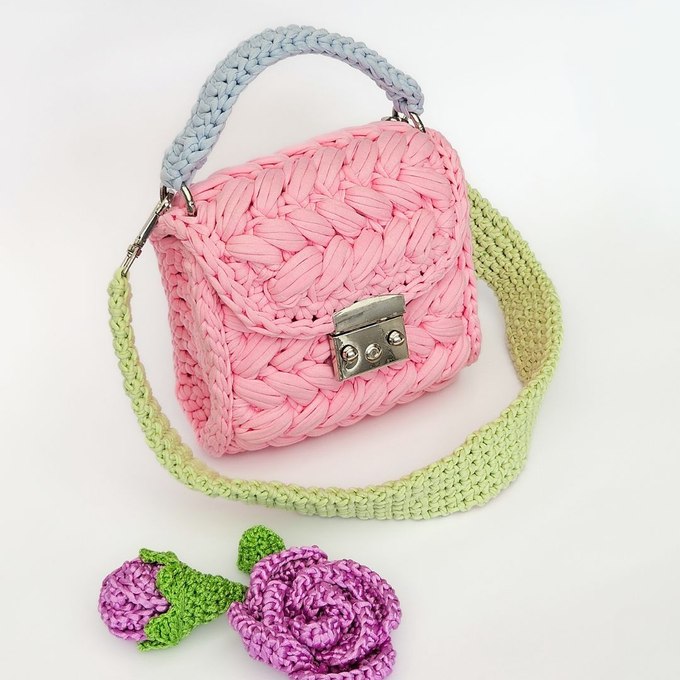 Heklana torba roze boje Šarena pletena torba