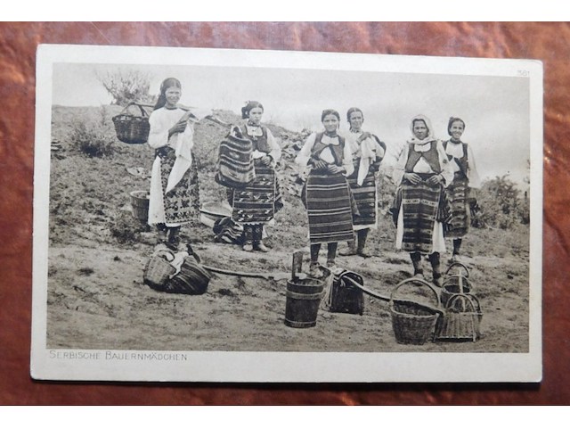 Devojke sa farme u nošnji, Srbija 1915