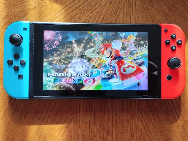 Konzola Nintendo Switch klasik + Mario kart 8