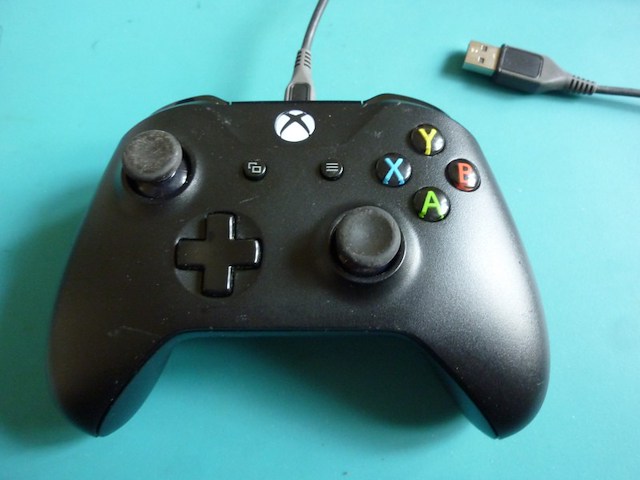 XBOX  - kontroler koji radi samo na USB kablu (!)