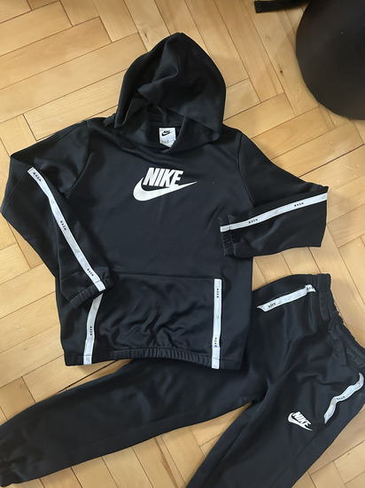 Original Nike komplet trenerka 137/147 kao nova