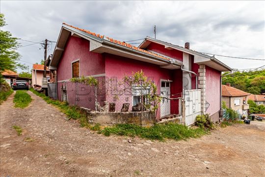 Fina porodična kuća , 240m2, iznad Amerikanca, Kov
