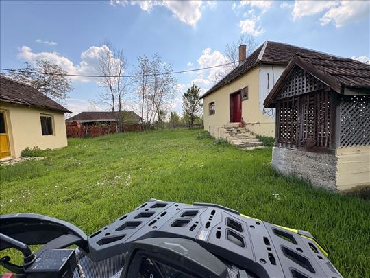 Kuće na selu i 80 ari zemlje HITNO