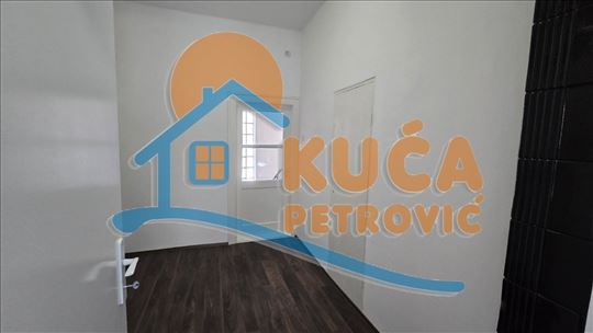 Izdaje se stan - poslovni prostor u centru, prekop