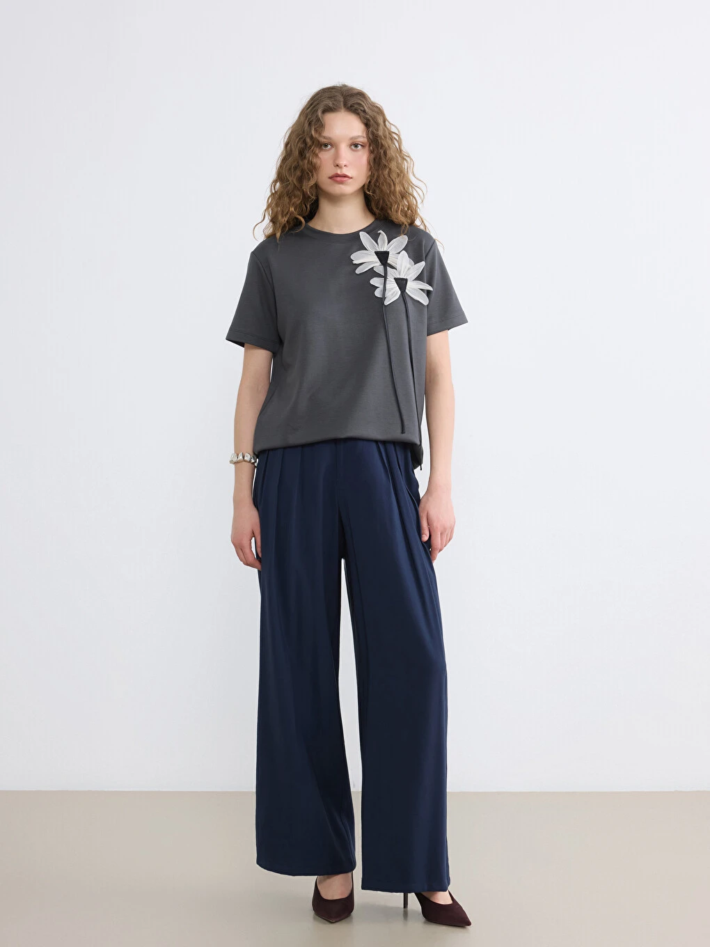 LCW Modest Bluza Sa Okruglim Izrezom I Cvetnim Aplikacijama