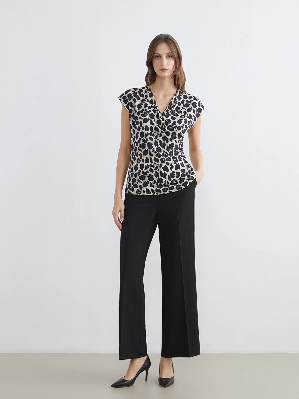 LCWAIKIKI Classic Ženska Bluza Sa Ukrštenom Kragnom I Leopard Printom