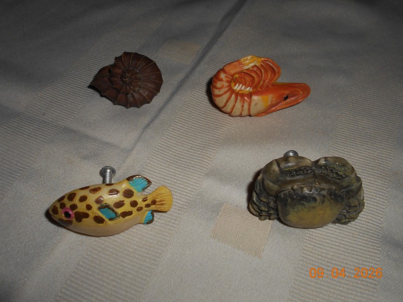 Cetiri RUCKE za DECIJI namestaj 6x4cm
